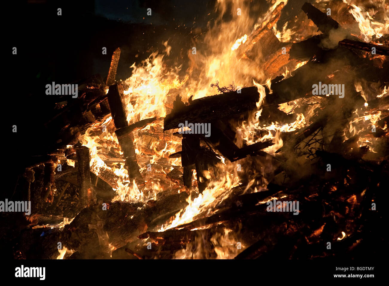 Large bonfire alight and burning fiercely Stock Photo - Alamy