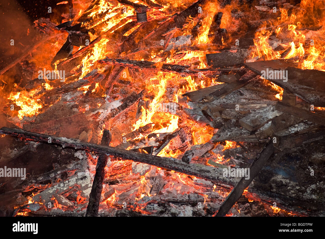 Large bonfire alight and burning fiercely Stock Photo - Alamy