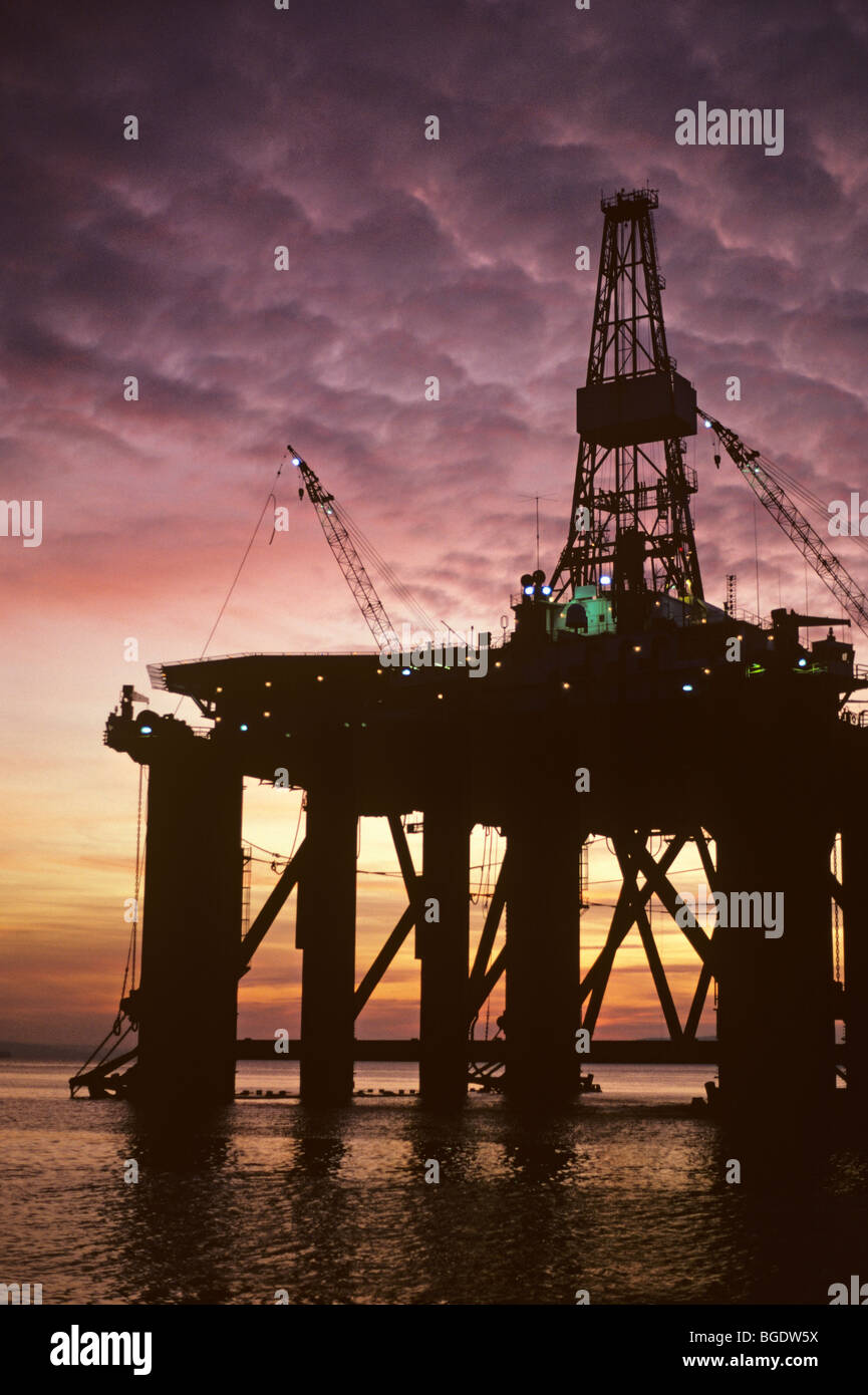 Oil drilling rig in Elliot Bay at sunset moored at the Port of Seattle ...