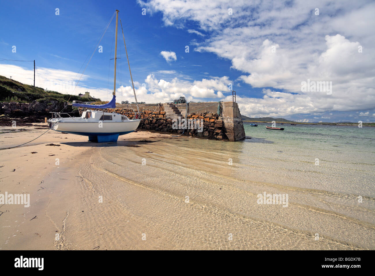 Roundstone ireland boat hi-res stock photography and images - Alamy