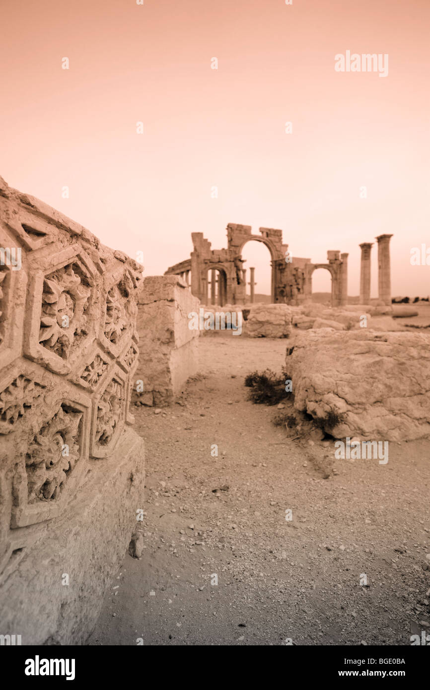 Syria, Palmyra ruins (UNESCO Site), Great Colonnade and Monumental Arch ...