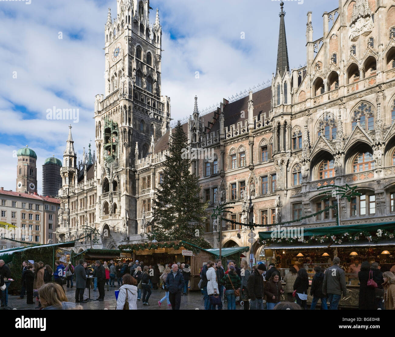 Christmas market at the munich marienplatz with the town hall hi-res ...