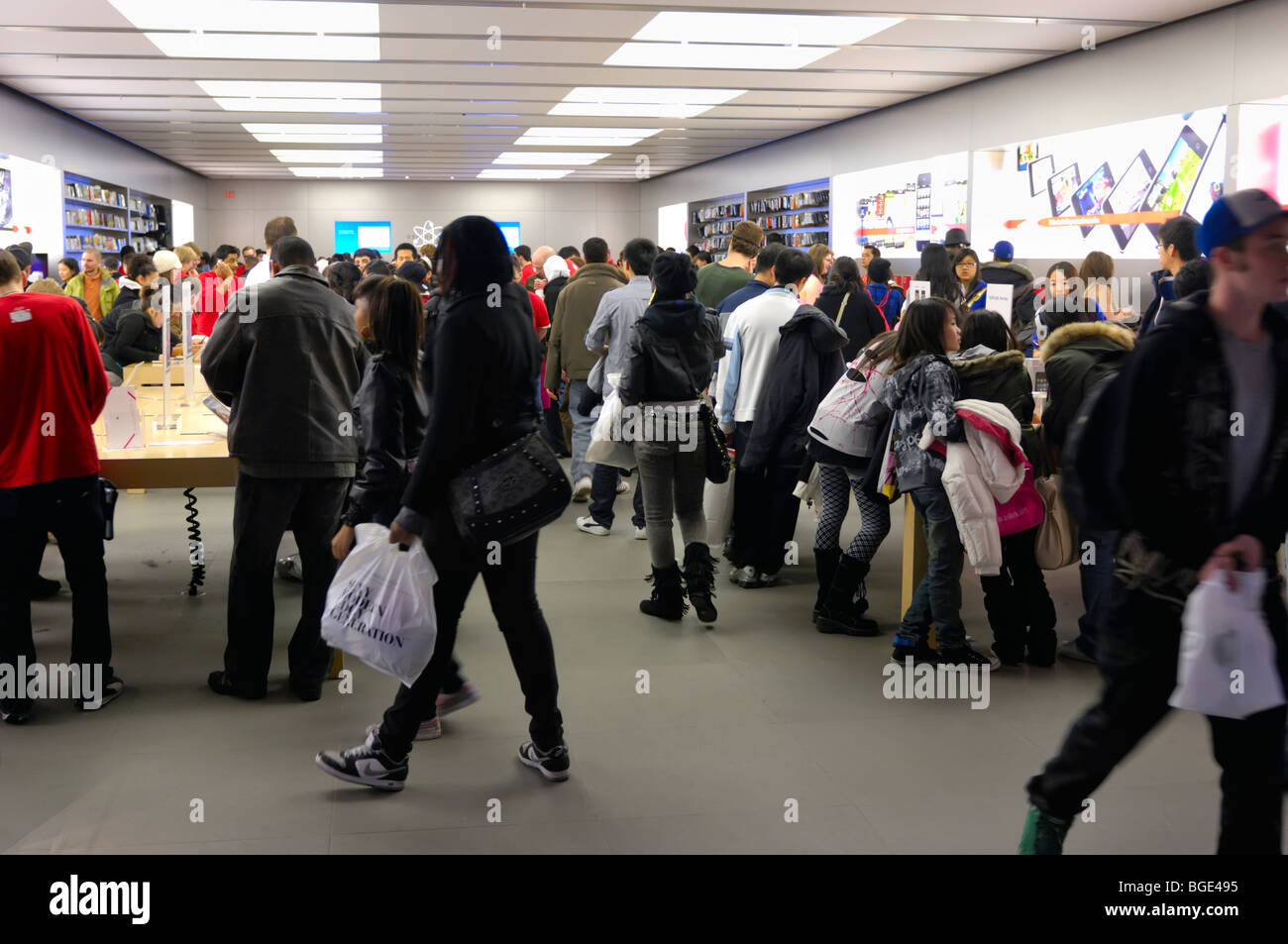 Crowded retail store north america hi-res stock photography and images ...