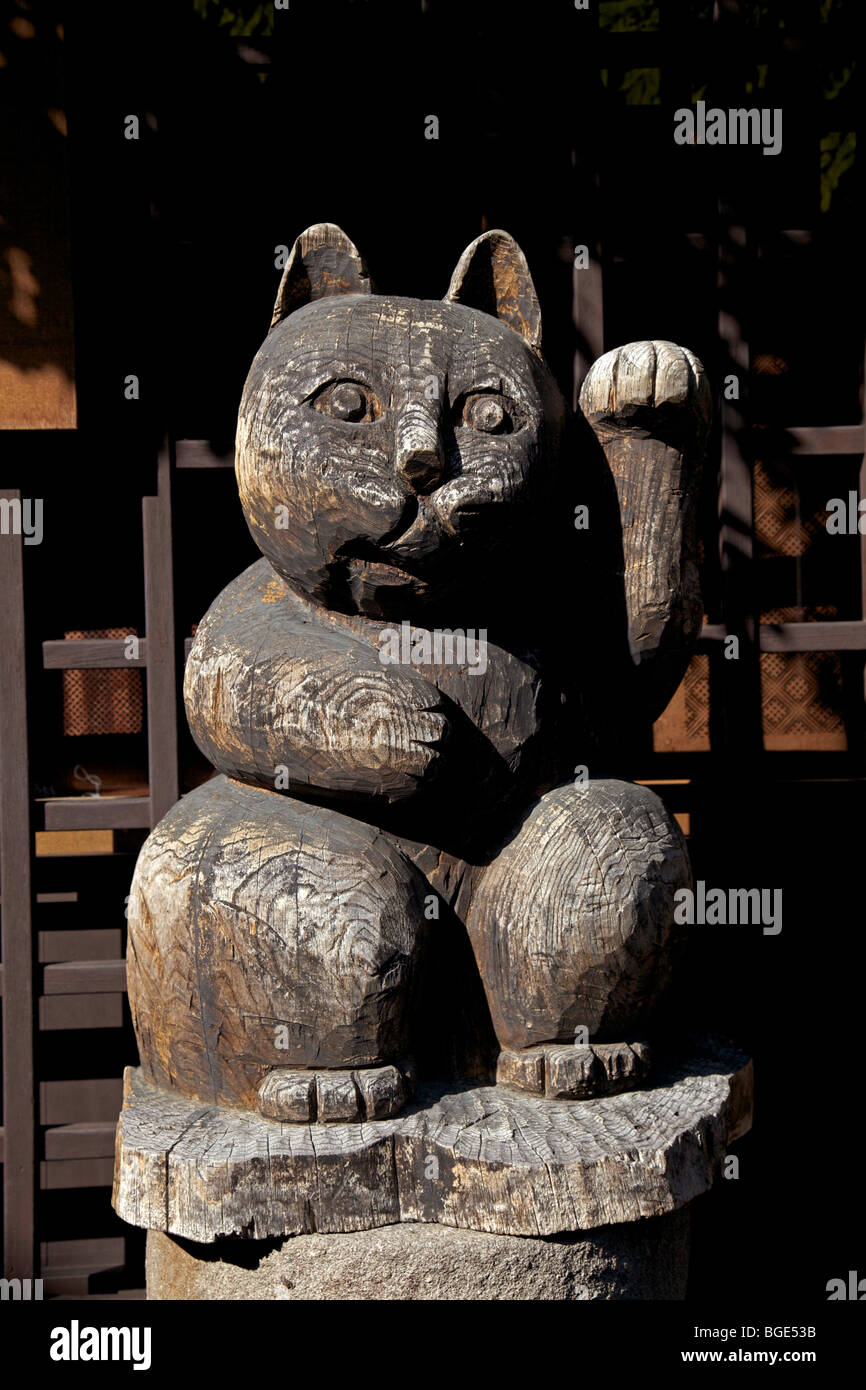 Maneki neko beckoning cat welcomes hi-res stock photography and images ...