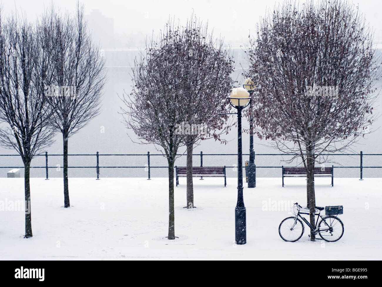 Falling snow bicycle hi-res stock photography and images - Alamy