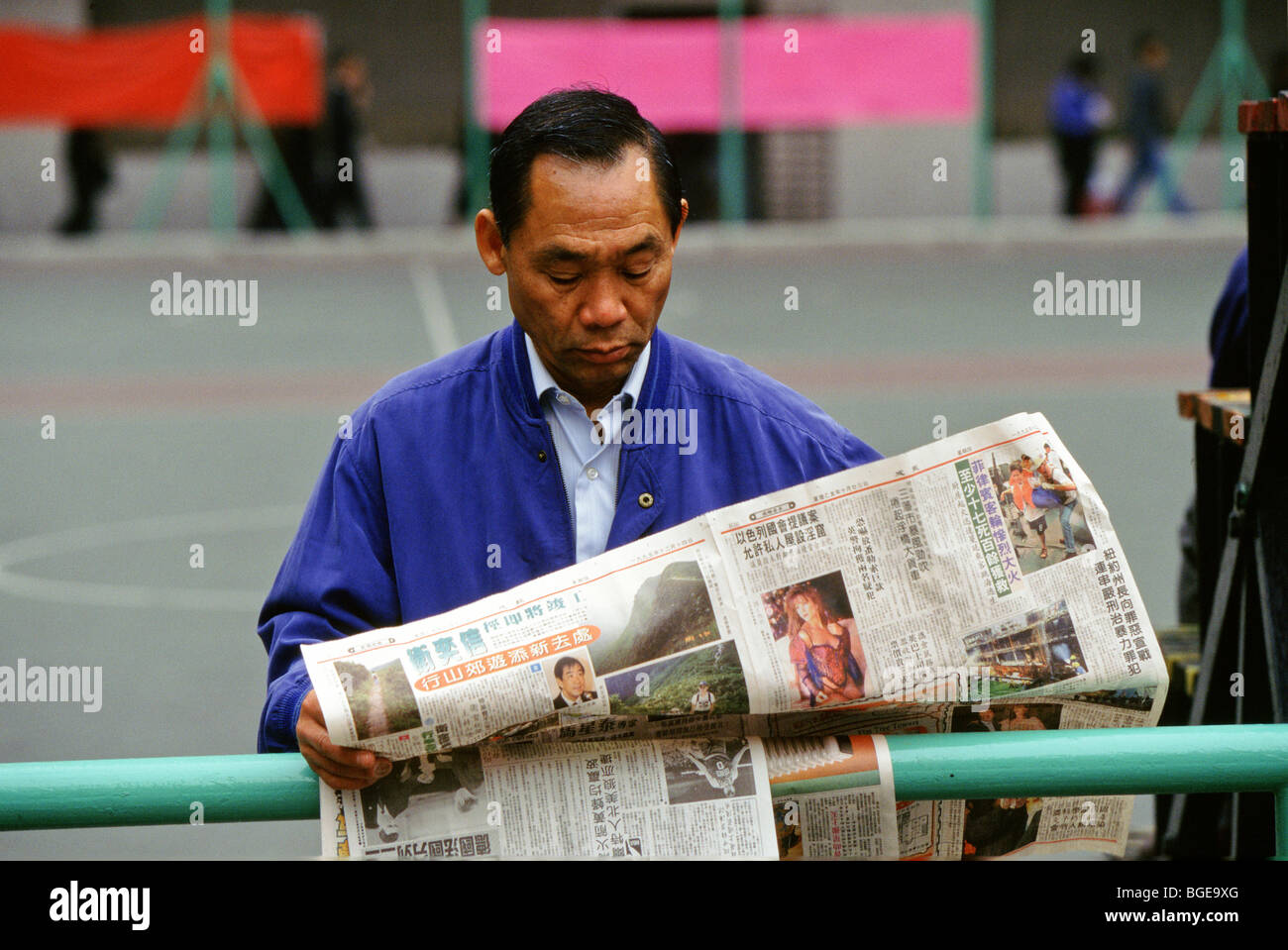 Men street reading newspaper hi-res stock photography and images - Alamy