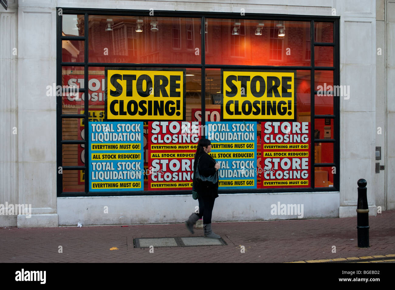 Store closing down poster hi-res stock photography and images - Alamy