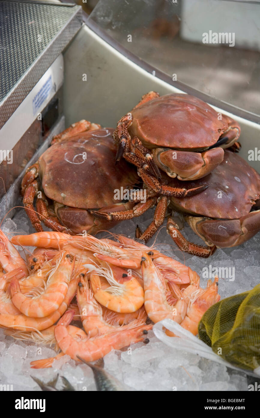 Fresh crabs & Prawns, Kingsbridge Farmers Market, Devon, UK Stock Photo ...