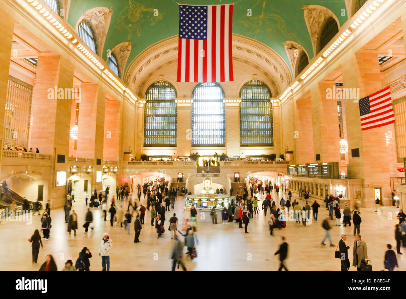 Passengers moving grand central time hi-res stock photography and ...
