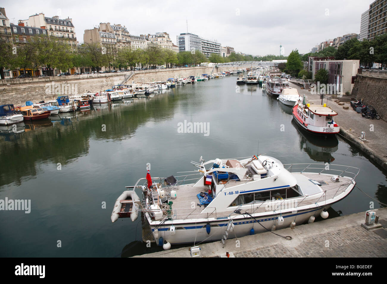Parisian waterways hi-res stock photography and images - Alamy