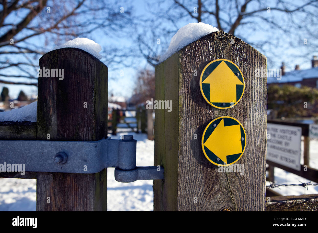 Footpath arrows hi-res stock photography and images - Alamy