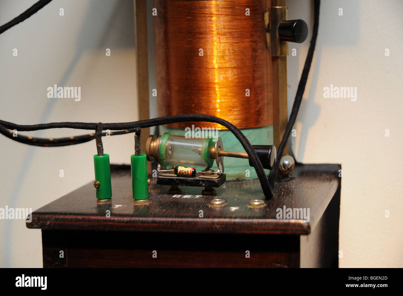 Crystal radio hi-res stock photography and images - Alamy