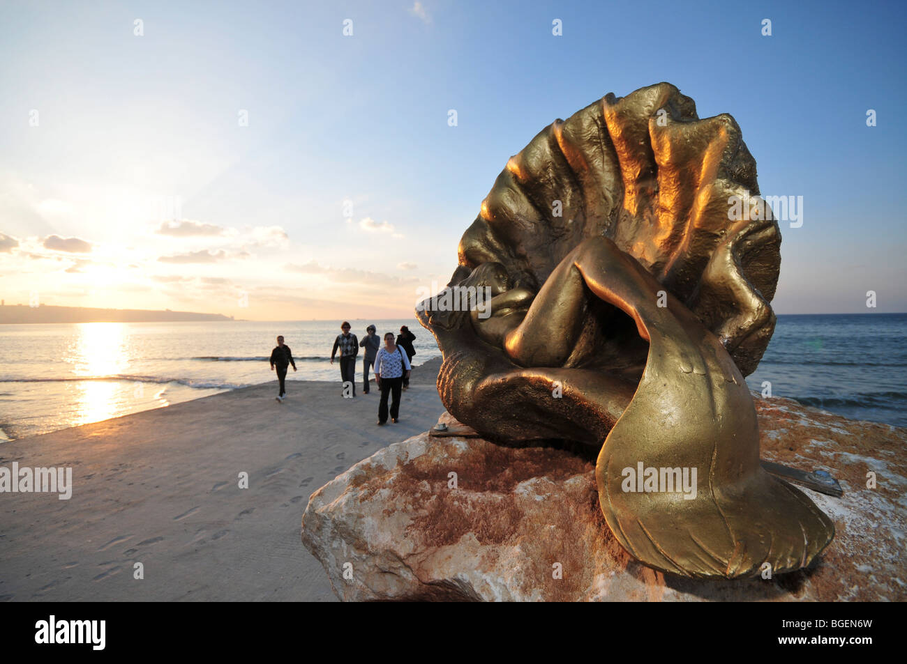 Mermaid statue on beach hi-res stock photography and images - Alamy