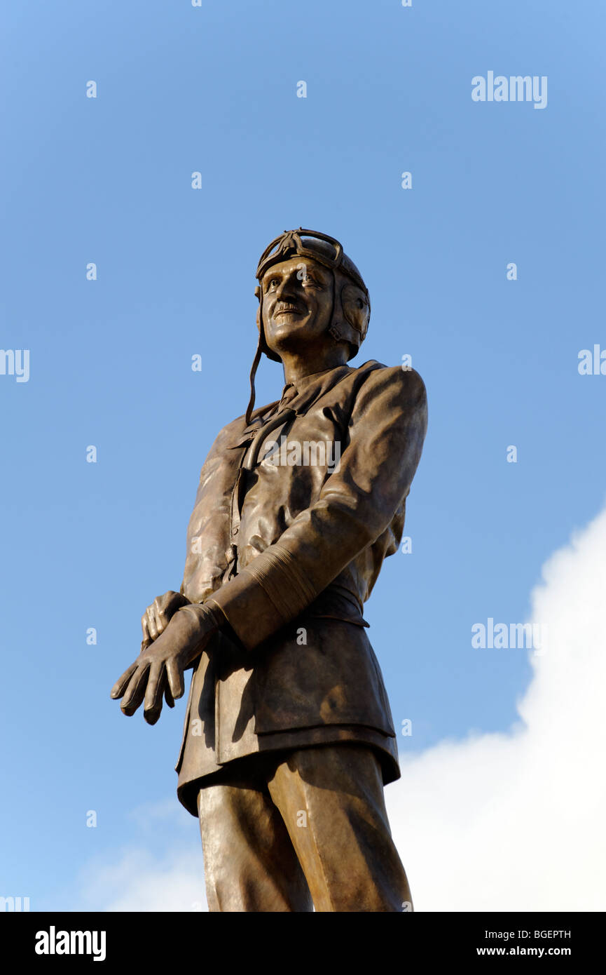 Sir keith park statue hi-res stock photography and images - Alamy