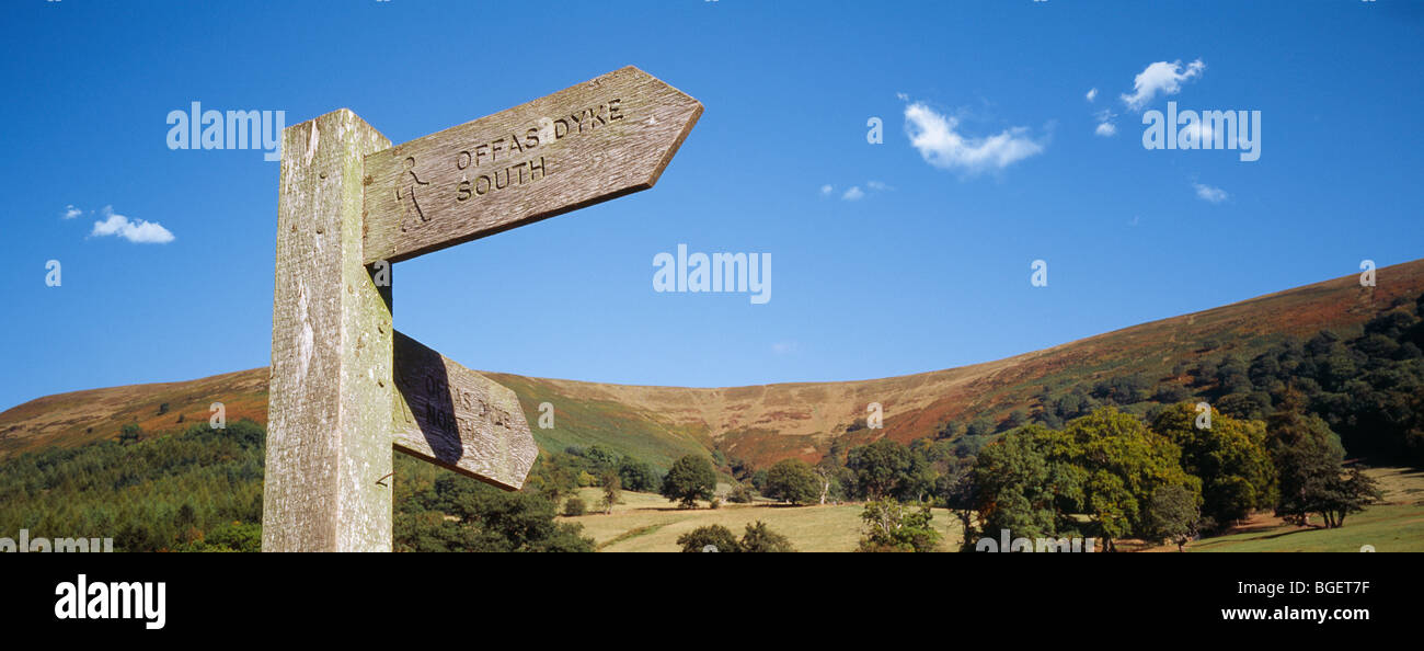 OFFAS DYKE PATH SIGN POST AT LLANTHONY PRIORY IN THE VALE OF EWYAS ...