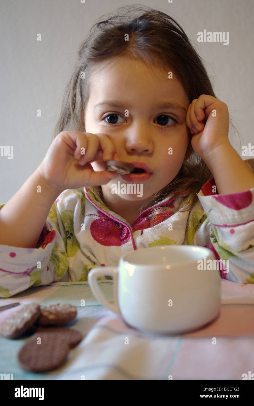 child eats breakfast Stock Photo - Alamy