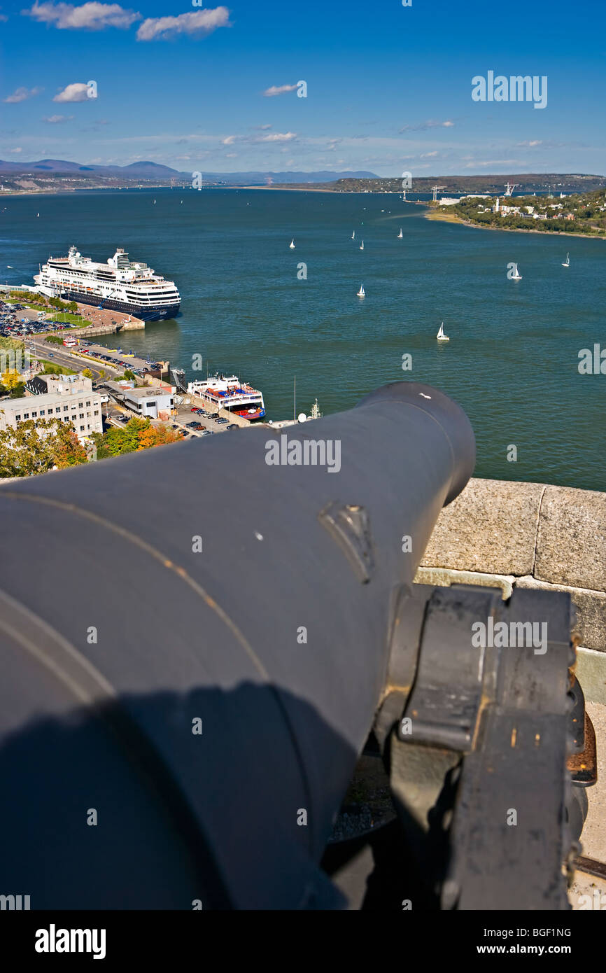 Cannon gun along the wall of La Citadelle of Quebec, Quebec Citadel ...