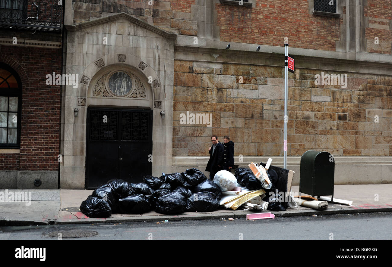 Pile rubbish in new york usa hi-res stock photography and images - Alamy