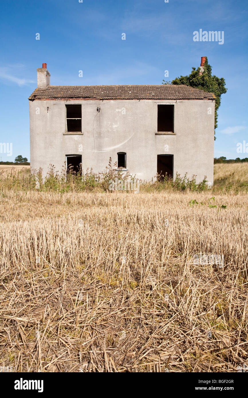 Derelict farm hi-res stock photography and images - Alamy