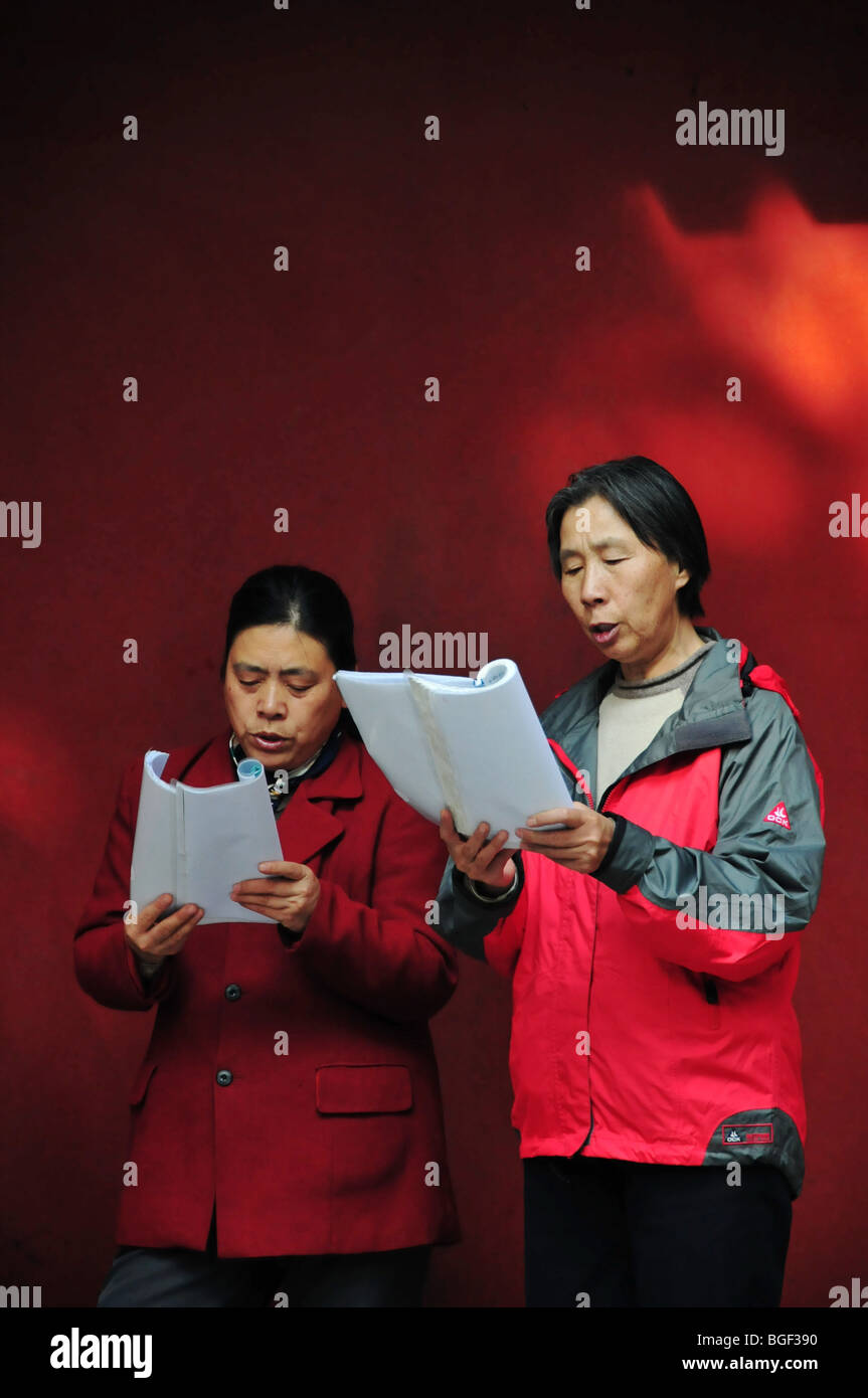 Chinese women singing in Beihai park Beijing Stock Photo - Alamy