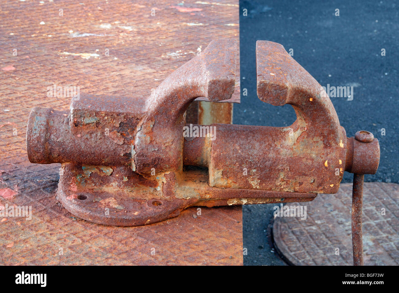 Rusty vice on rusty workbench Stock Photo - Alamy
