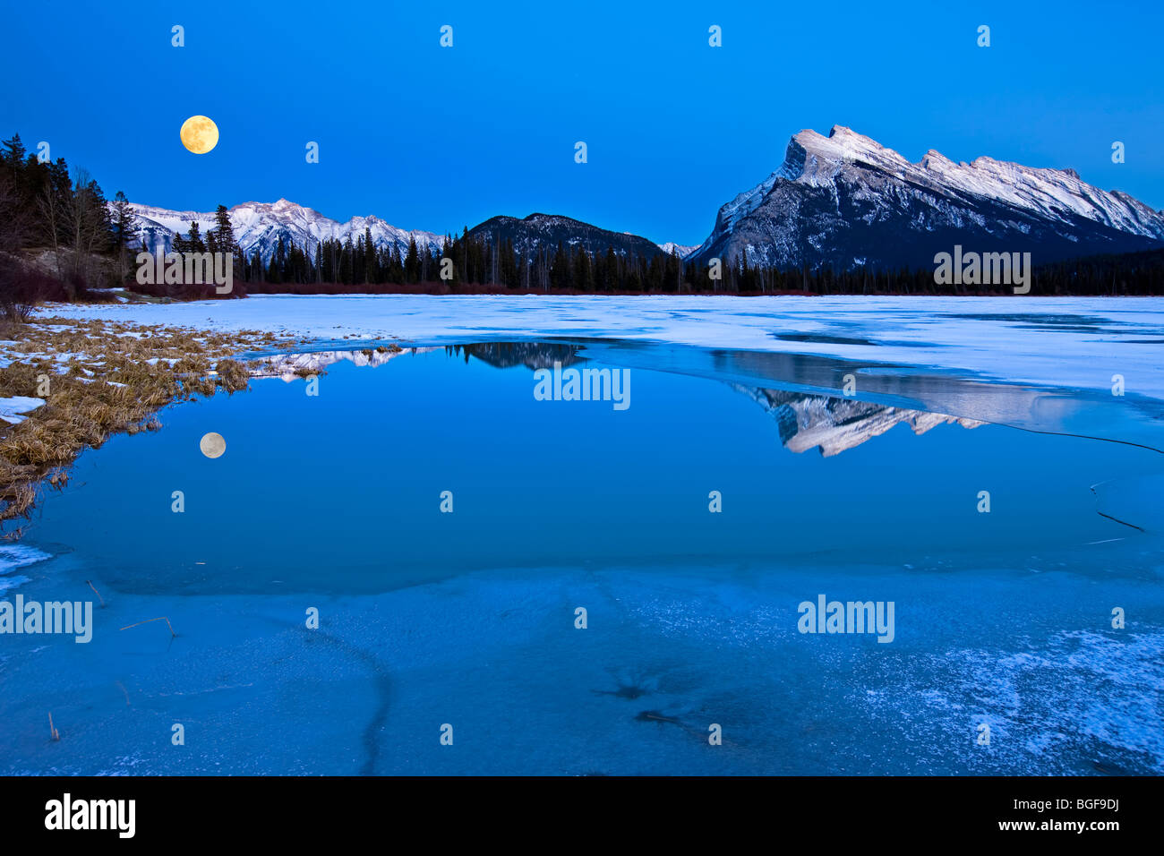 Snow covered Mount Rundle (2949 metres/9675 feet) and Tunnel Mountain ...