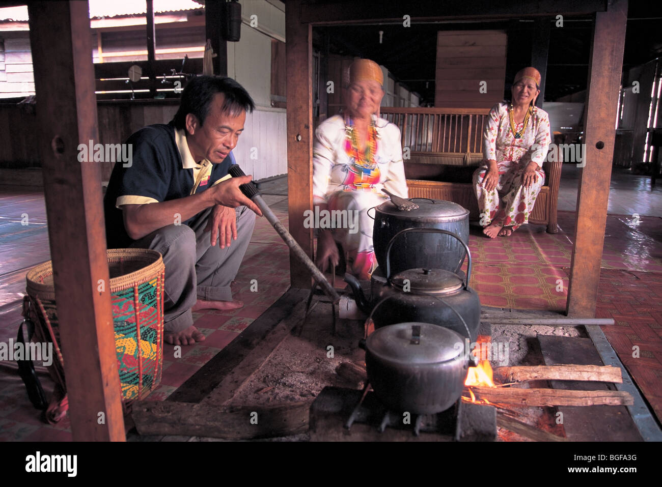 People cooking on the firepit of the communal longhouse of Bario Asal ...