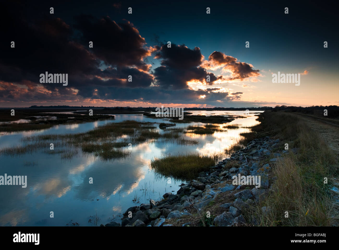 Rivers edge hi-res stock photography and images - Alamy
