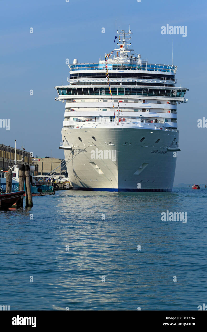 Cruise ship venice hi-res stock photography and images - Alamy