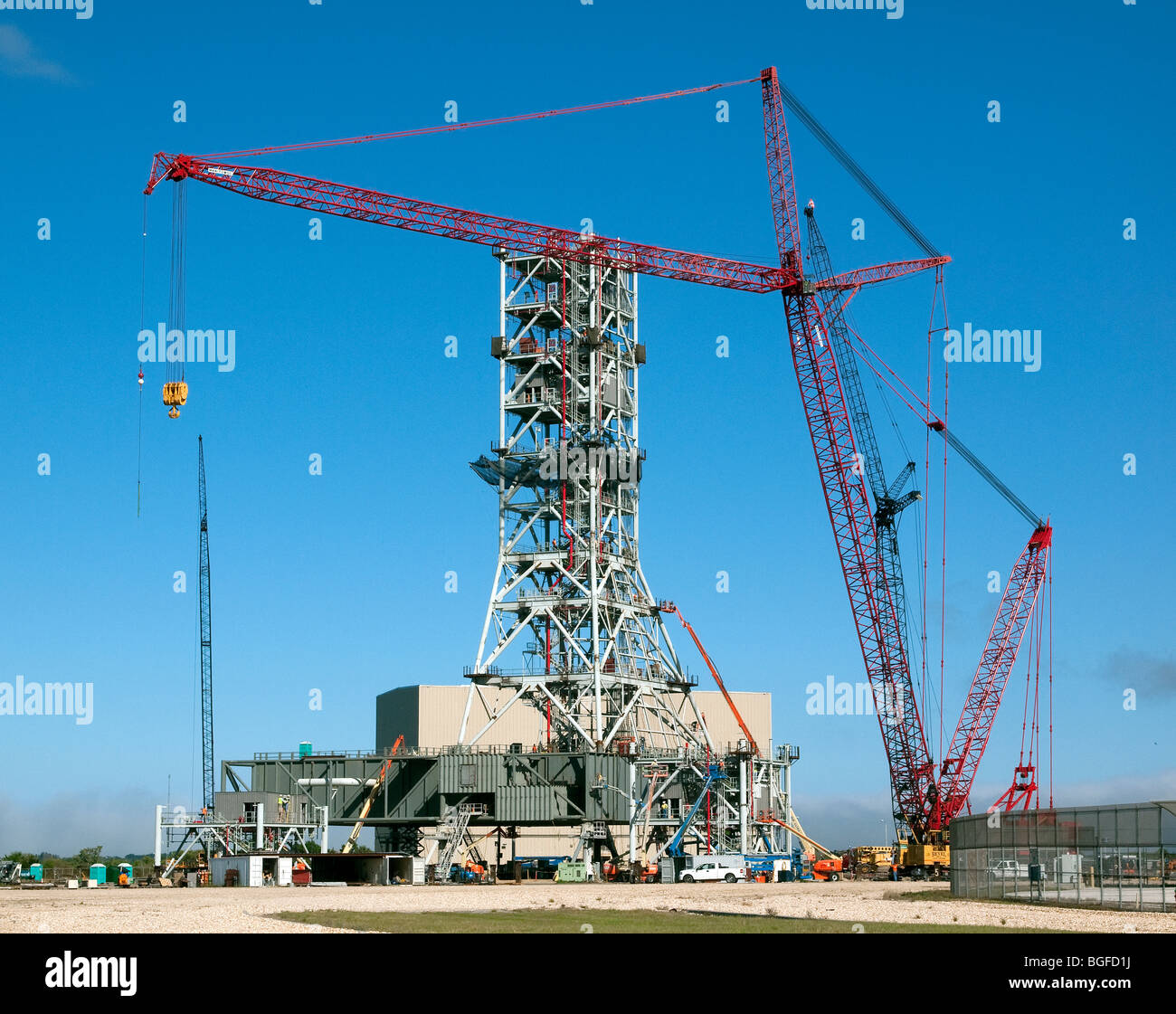 Crane bridge construction ironworker High Resolution Stock Photography ...