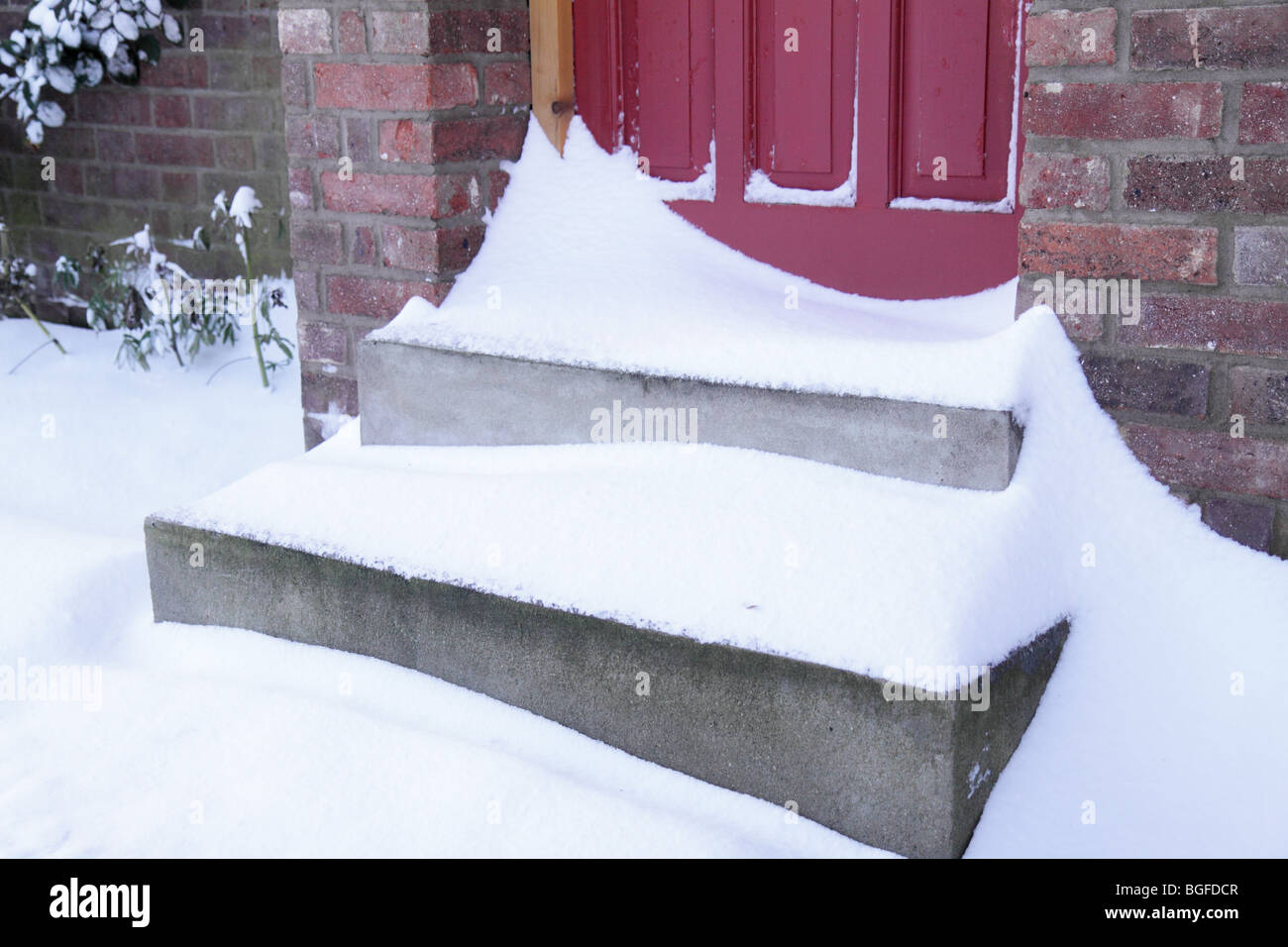 Snow blocking front door hi-res stock photography and images - Alamy