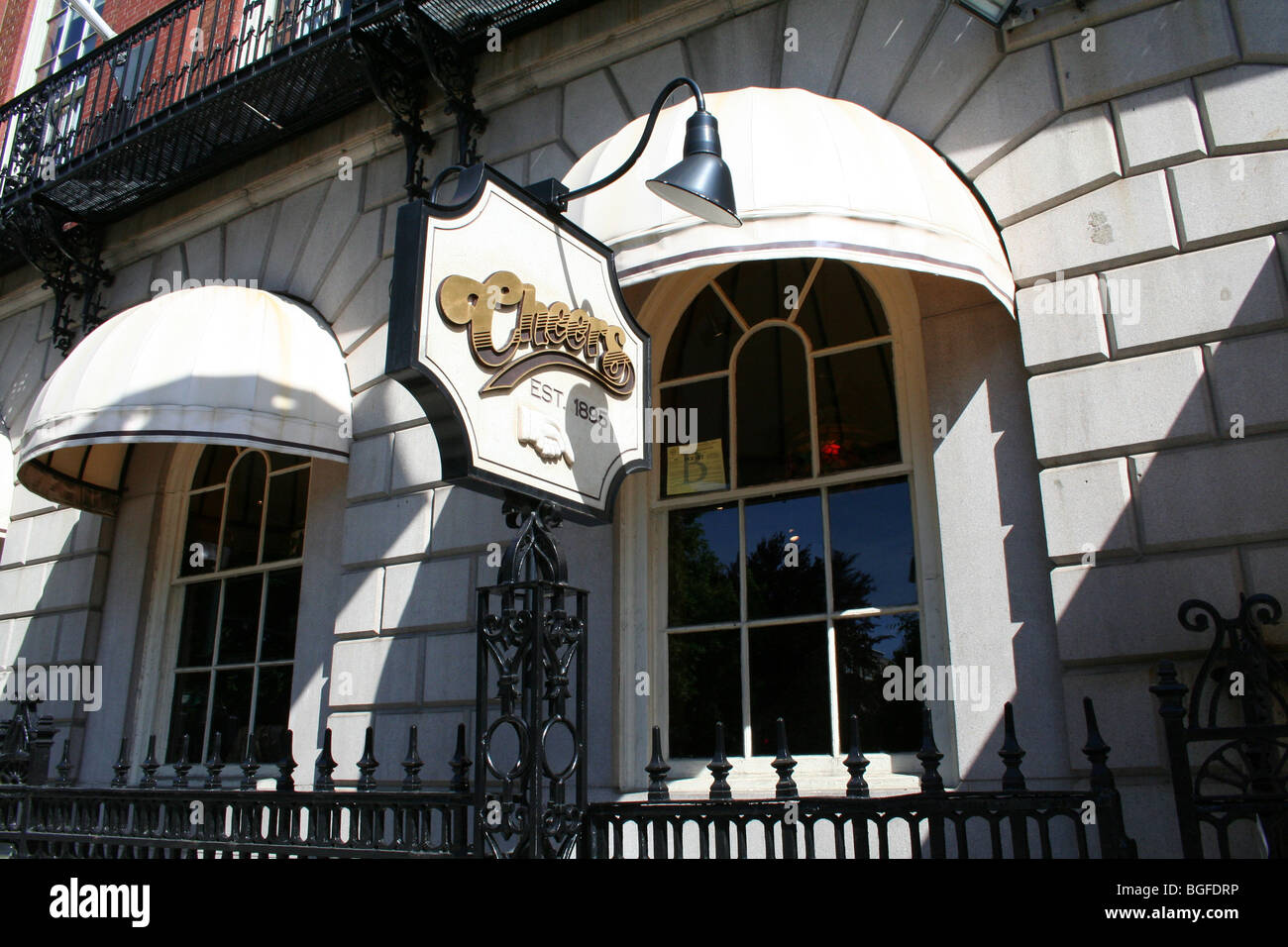 Cheers bar television show hi-res stock photography and images - Alamy