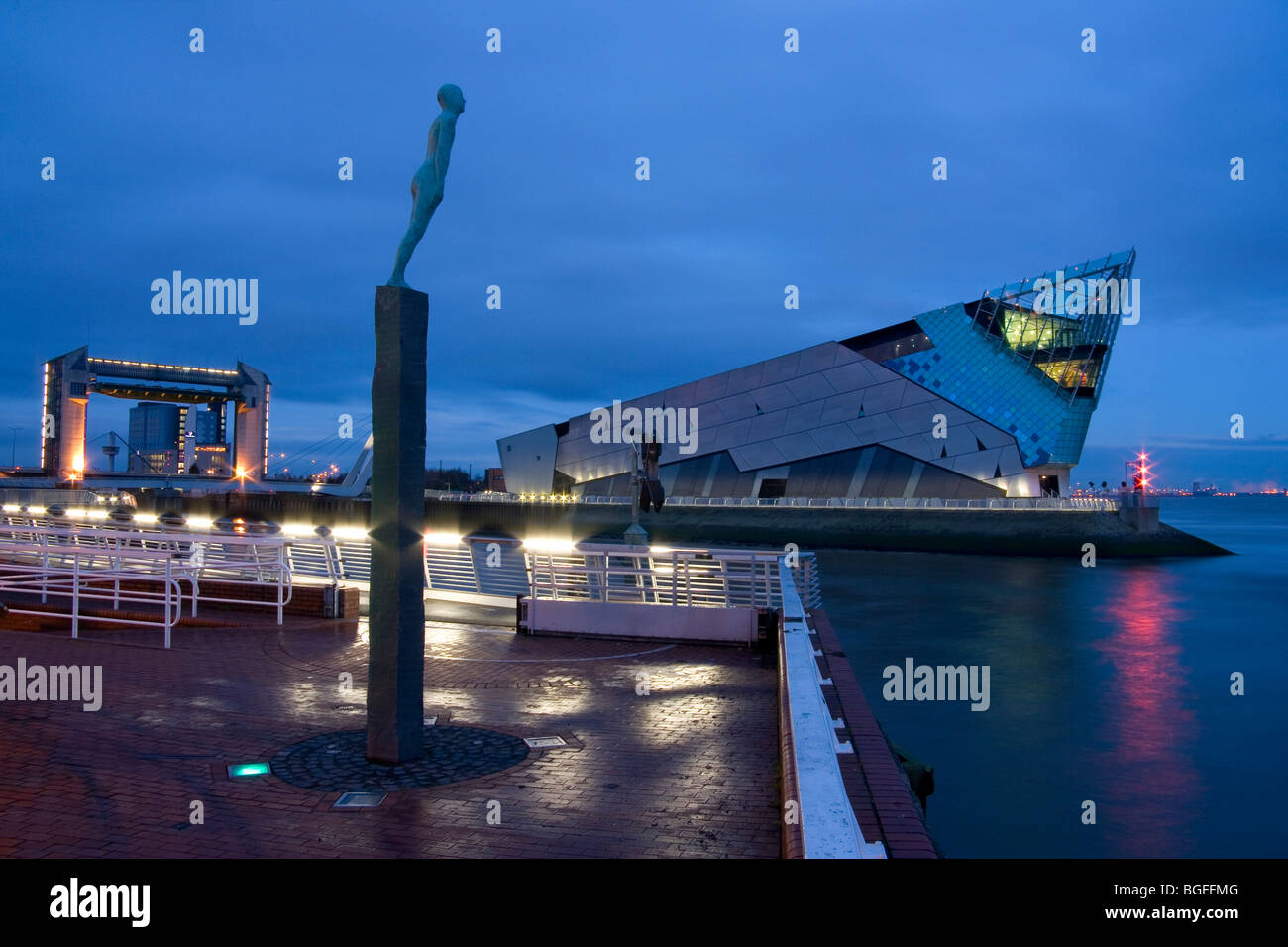 The Deep, aquarium at Hull, and "Voyage" statue by Steinnun ...