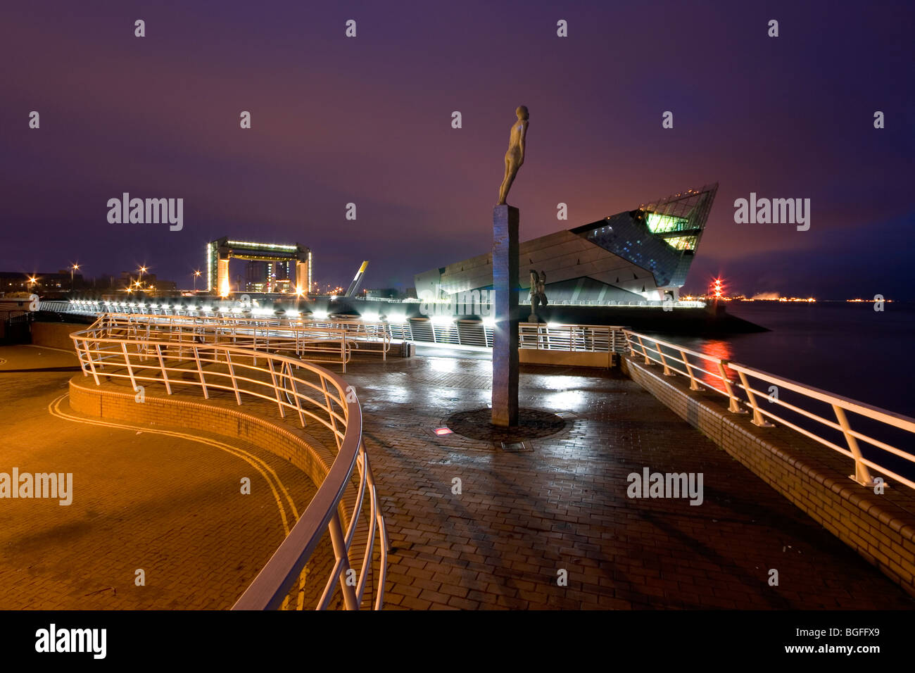 The Deep, aquarium at Hull, and "Voyage" statue by Steinnun ...