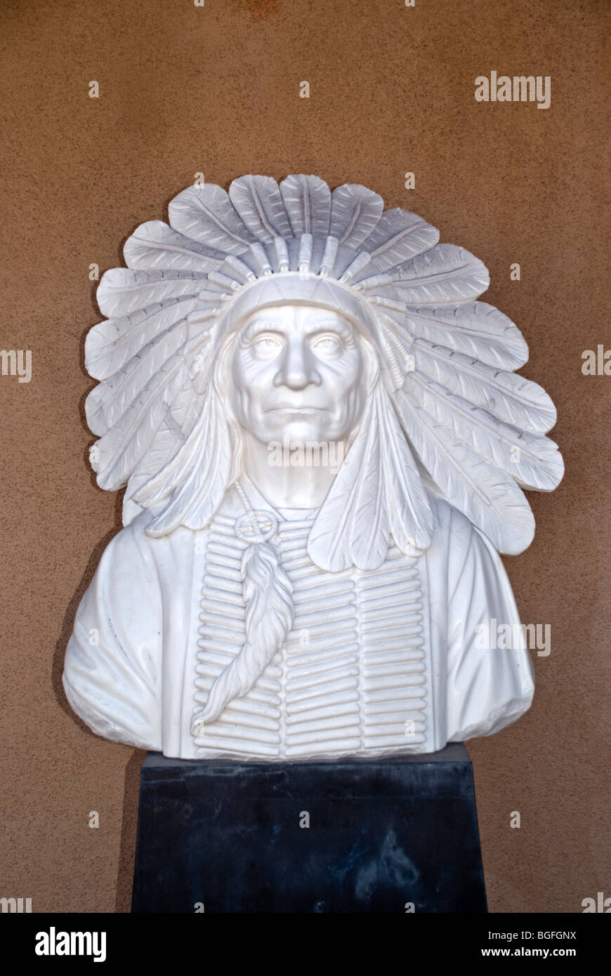 Indian bust art gallery carving display hi-res stock photography and ...