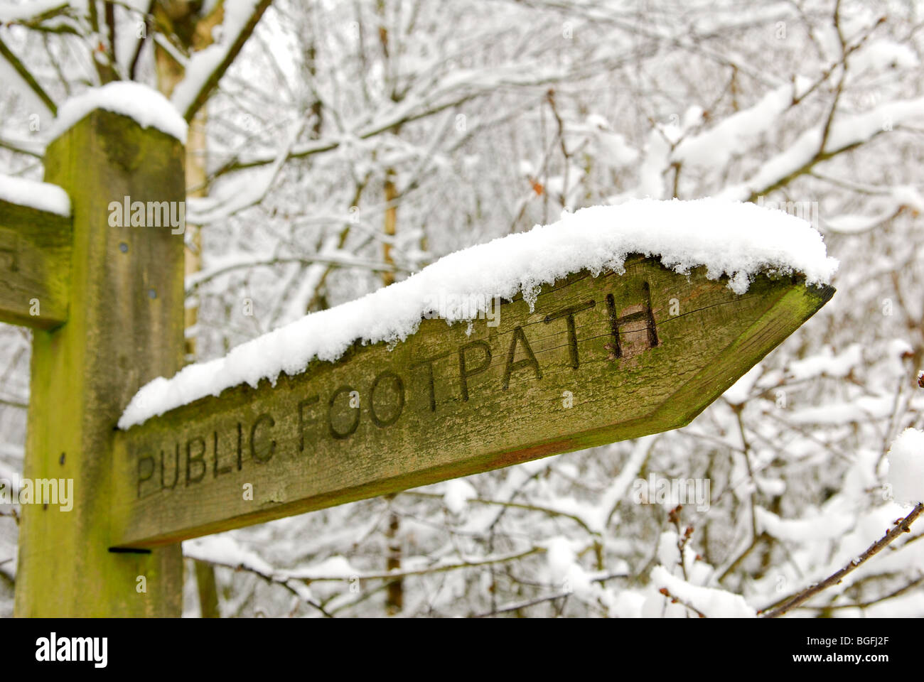 Frozen footpath sign hi-res stock photography and images - Alamy