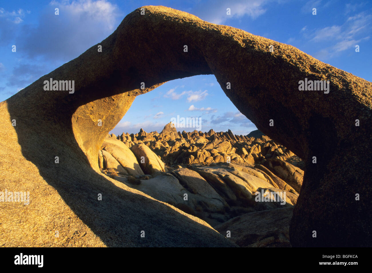 California, Sierra Nevada, Alabama Hills, eastern Sierra, granite arch ...