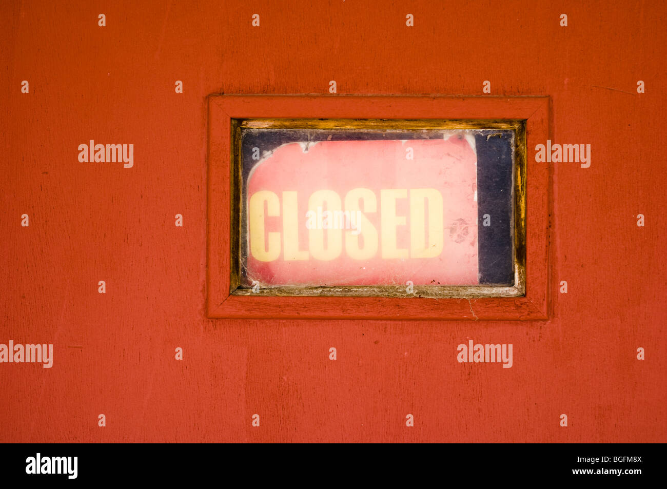 Red closed sign hi-res stock photography and images - Alamy