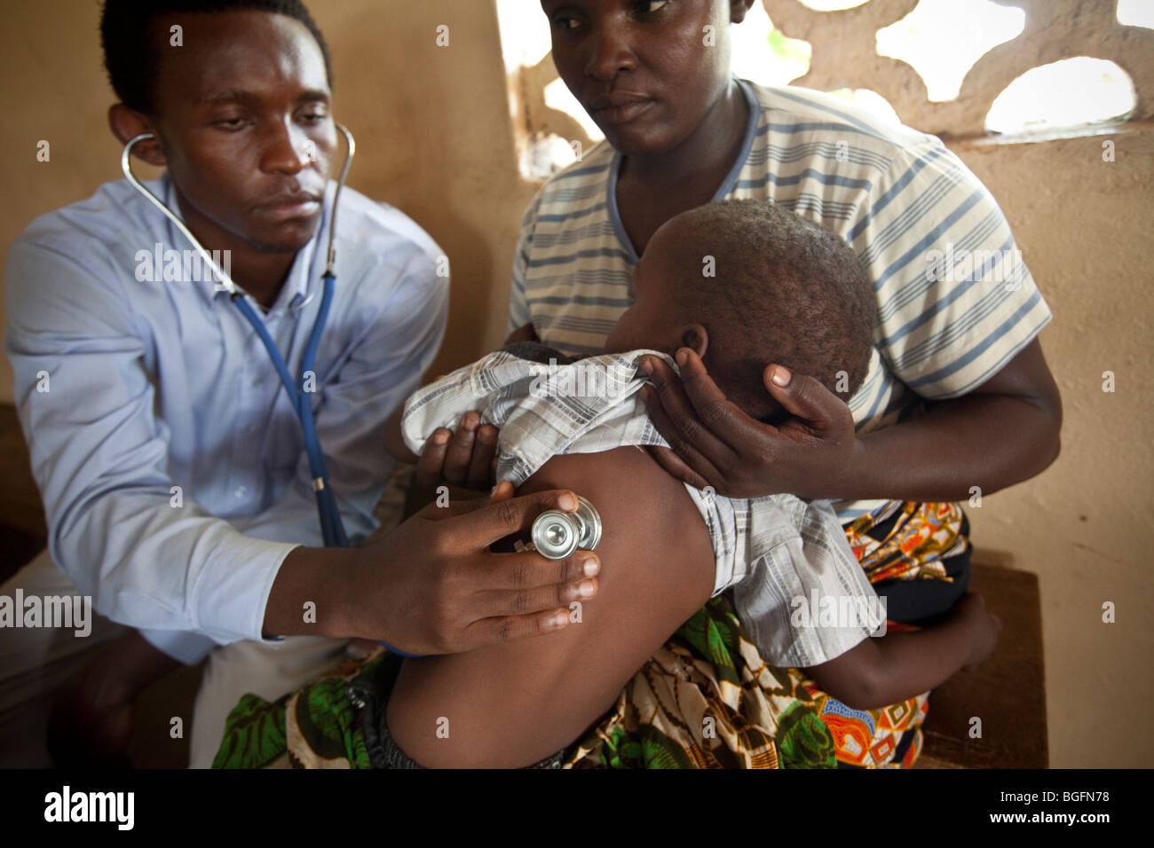 Doctor africa child hi-res stock photography and images - Alamy