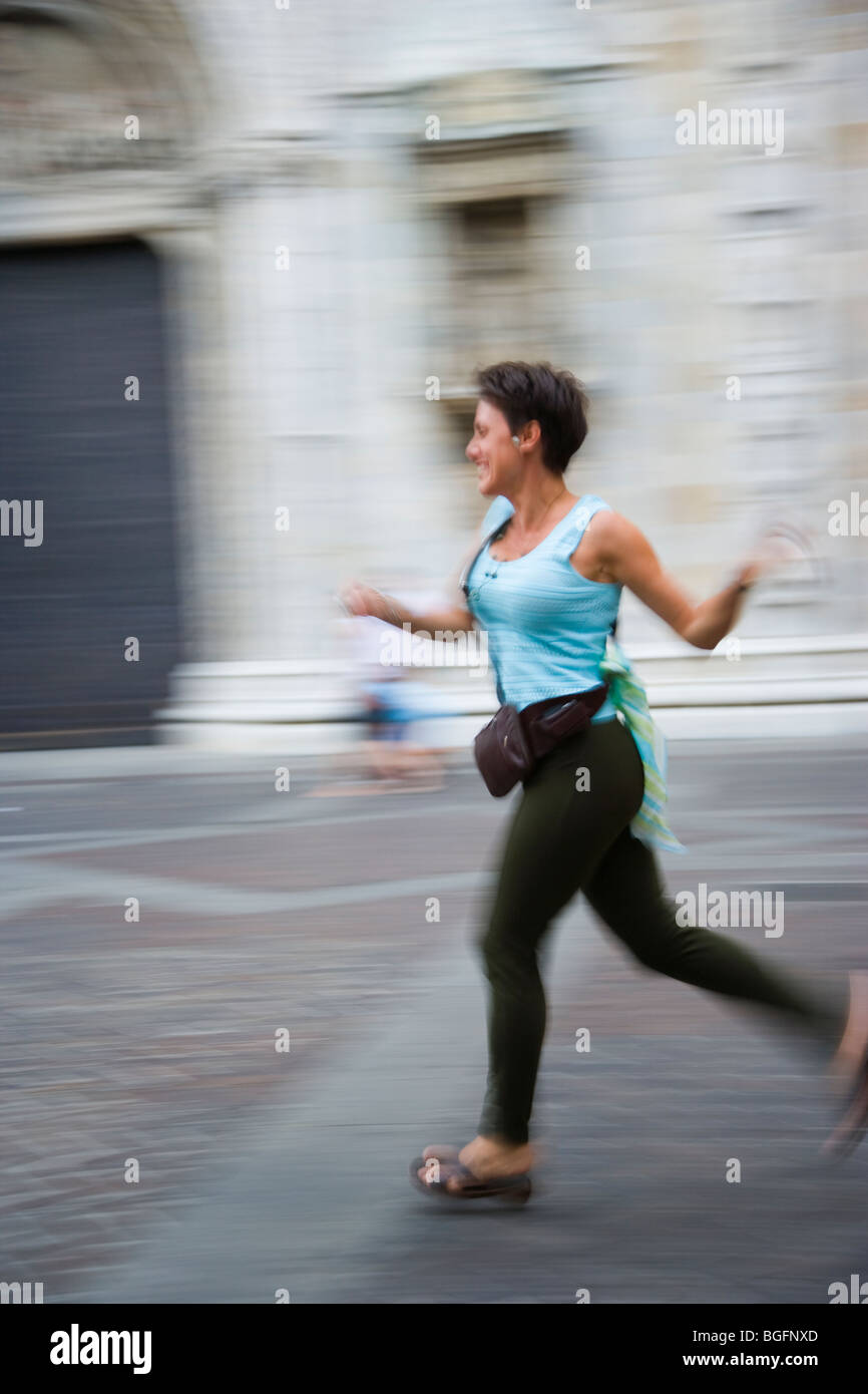 Woman running in street como hi-res stock photography and images - Alamy