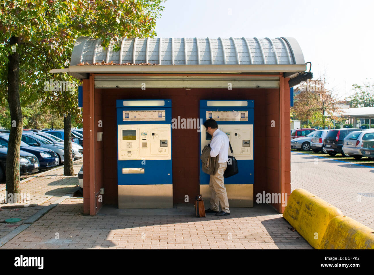 Parking lampugnano hi-res stock photography and images - Alamy