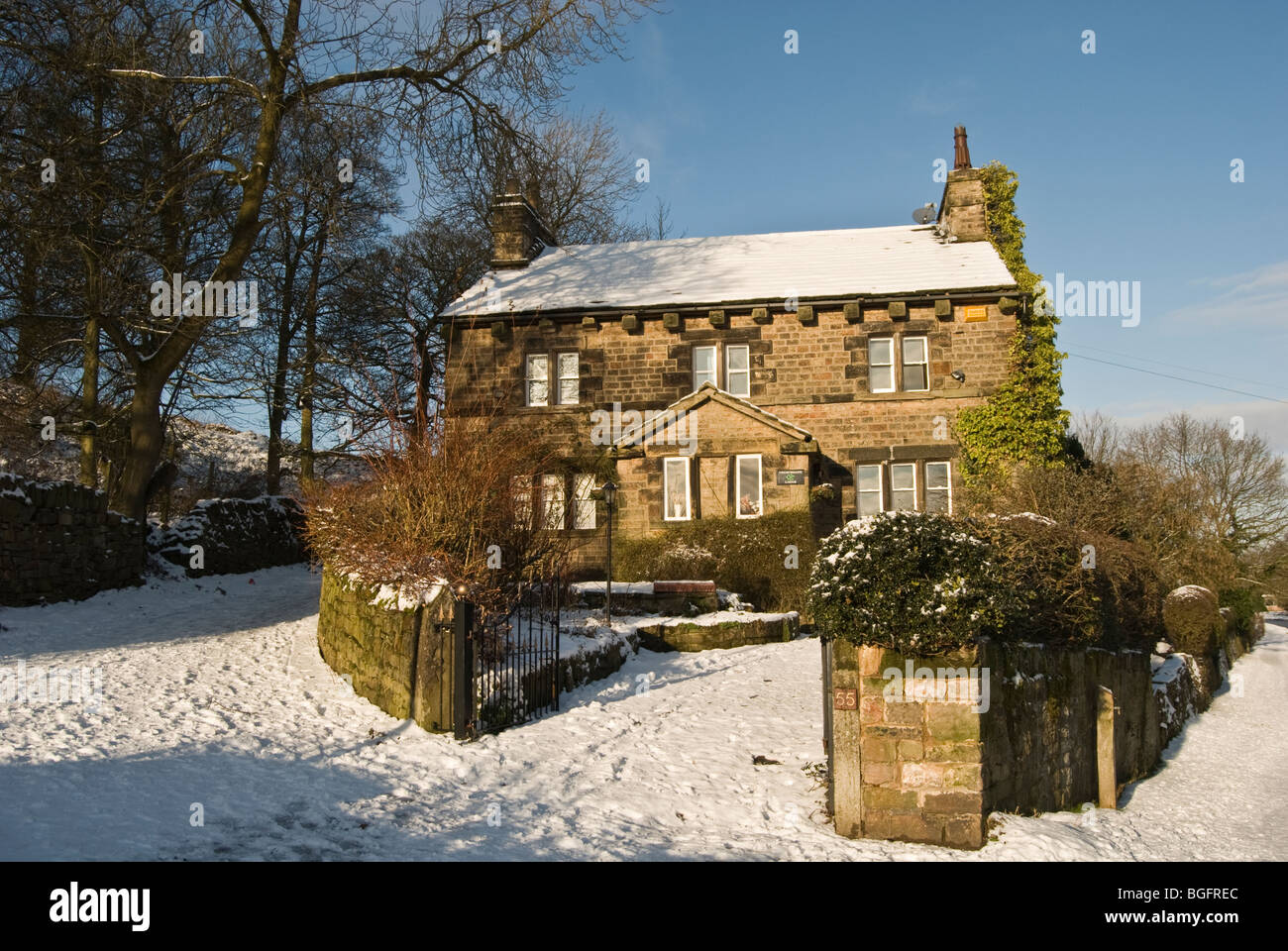 Cottage snow uk hi-res stock photography and images - Alamy