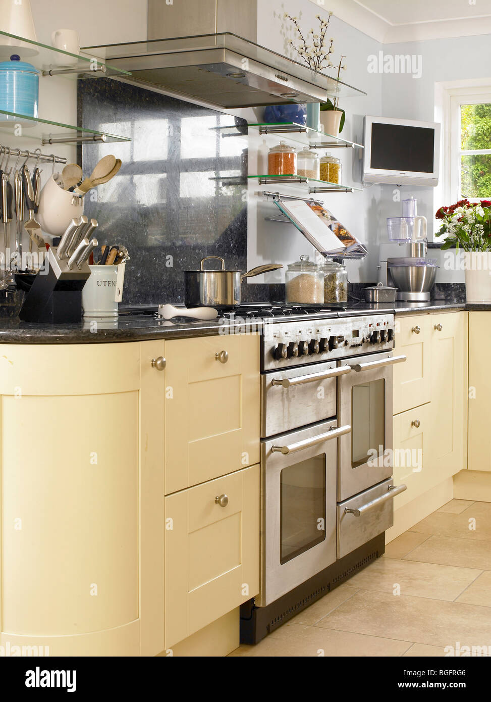 Kitchen cooker and cupboards hi-res stock photography and images - Alamy