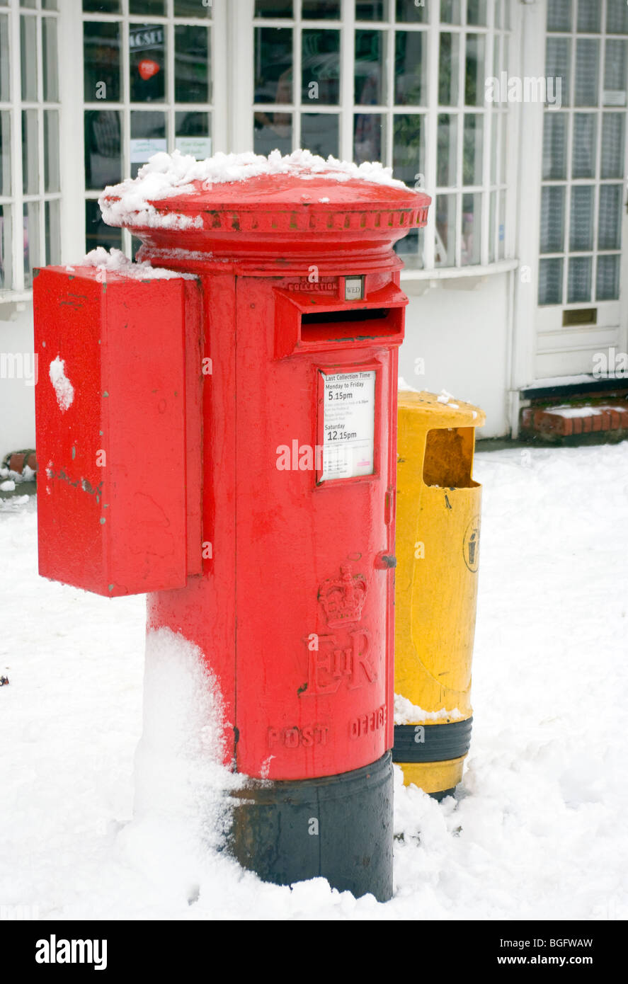 Red post office letter boxes uk hi-res stock photography and images - Alamy