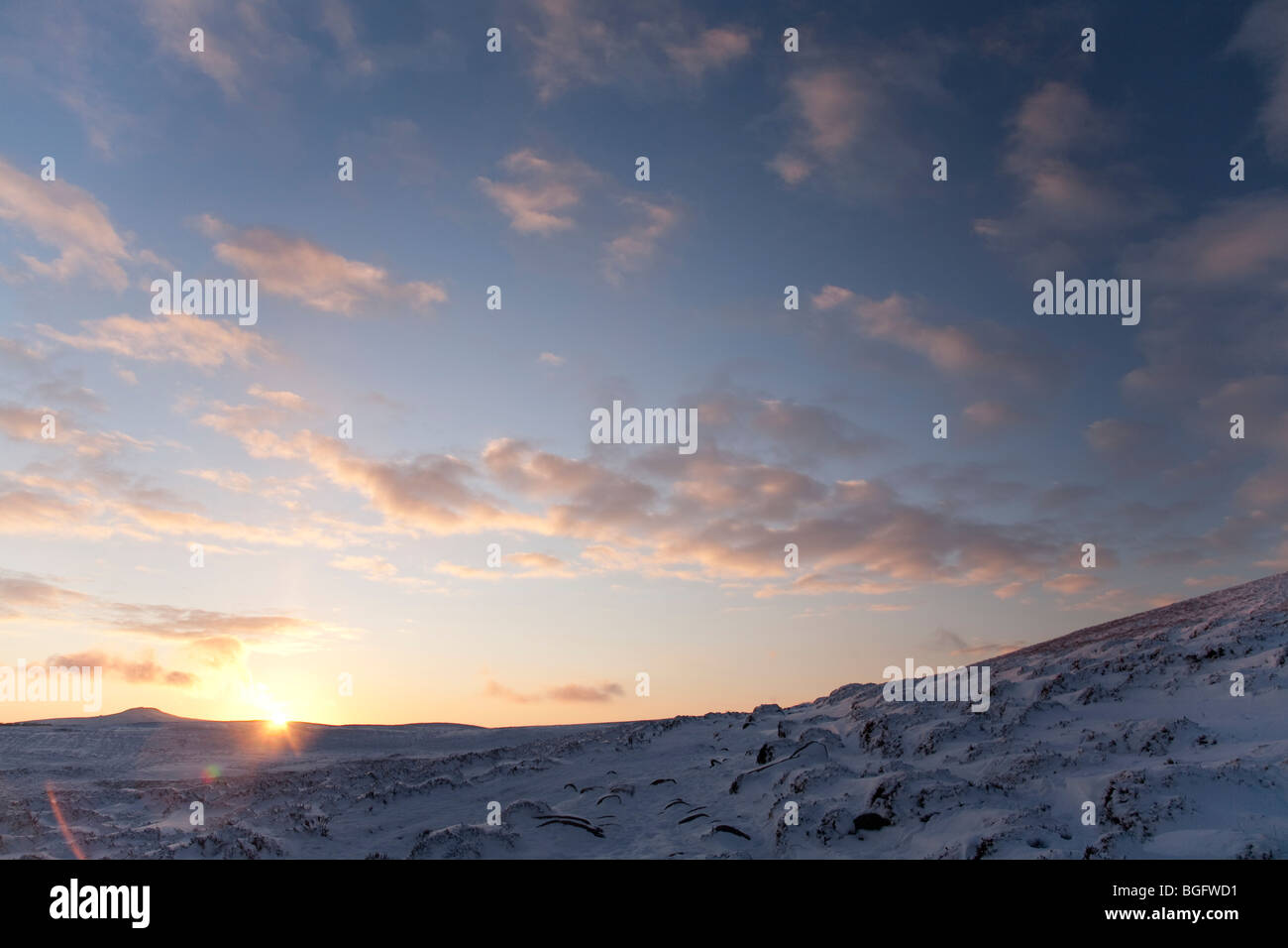 Sunset in winter snow on Derwent Edge above Ladybower Dam in the ...