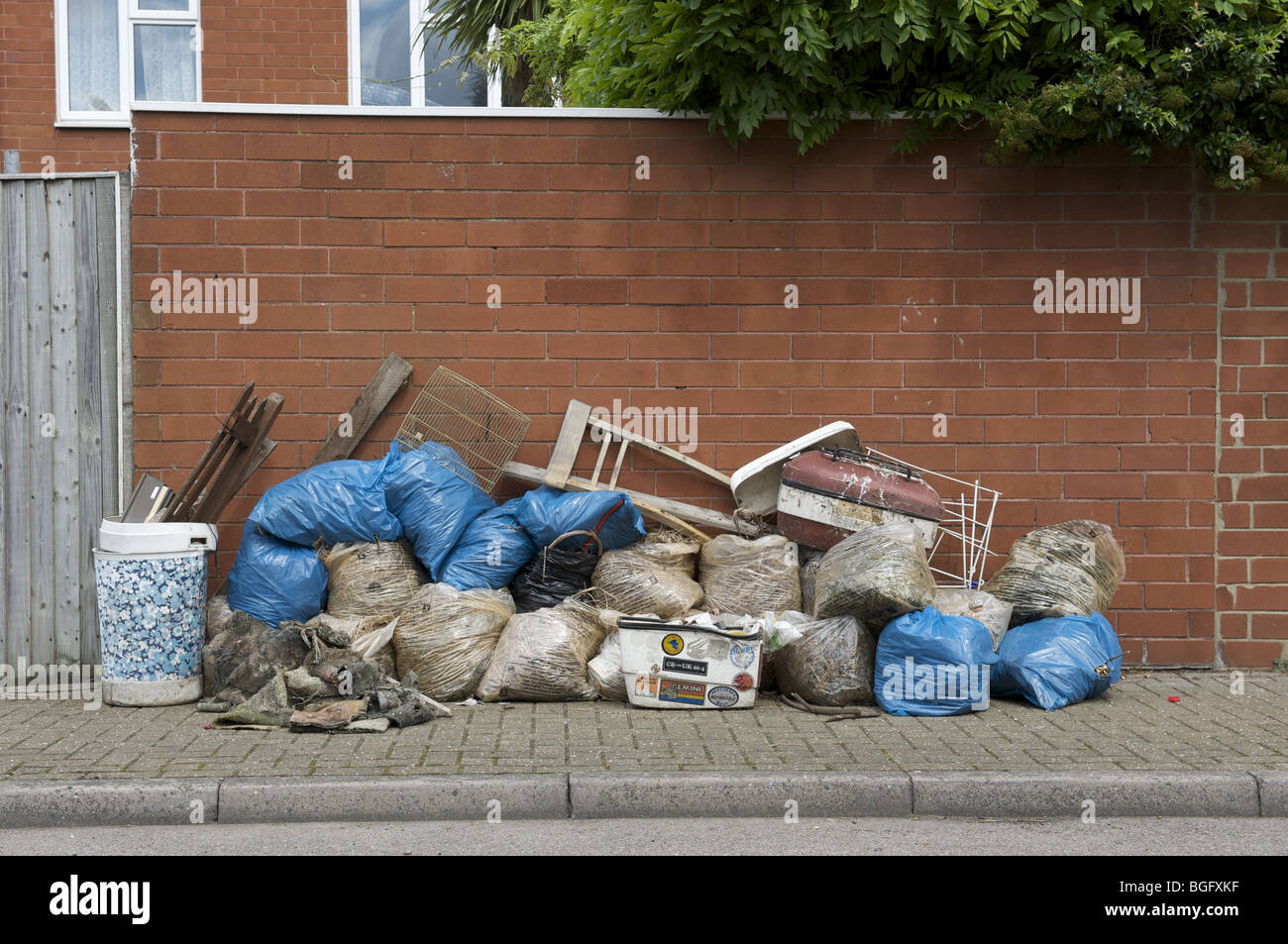 Rubbish dumped on a pavement Stock Photo - Alamy