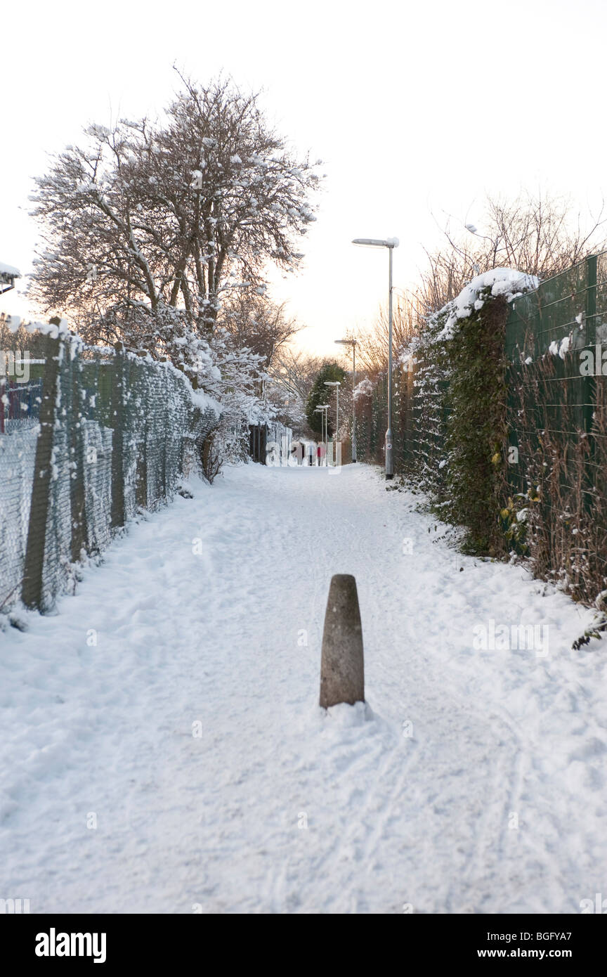 Snowy ginnel / path / snicket; Kippax Stock Photo - Alamy