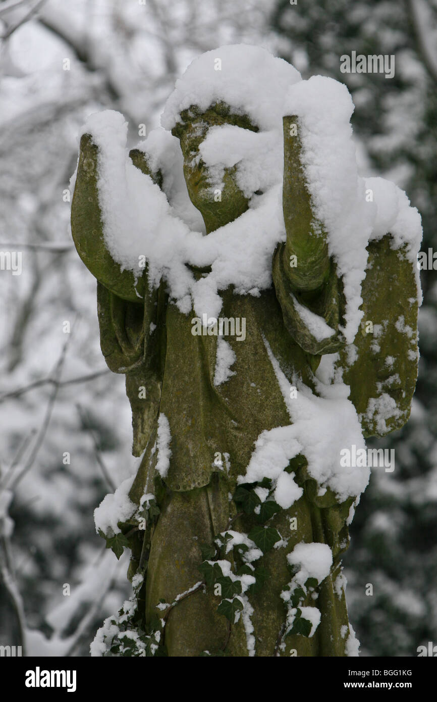 Statue covered in snow in Nunhead Cemetery, London, UK Stock Photo - Alamy