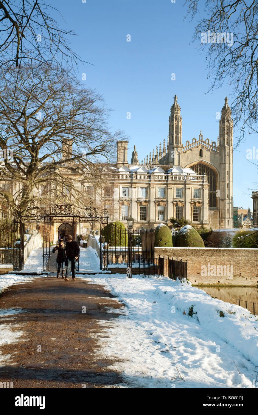 Clare College and students, Cambridge University in the snow, winter ...