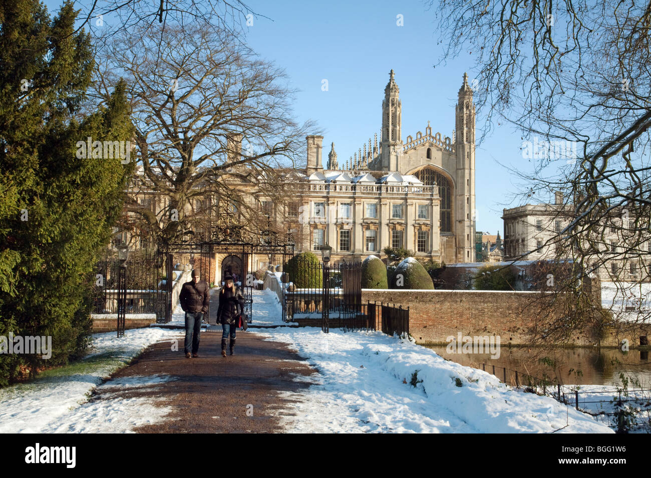 Cambridge University Winter - students walking in Clare College Stock ...